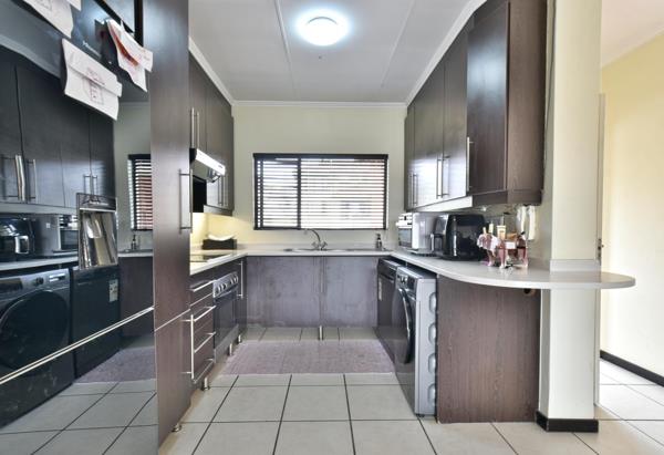 2 Bedroom Apartment for sale in Douglasdale | T5025498 | Private Property