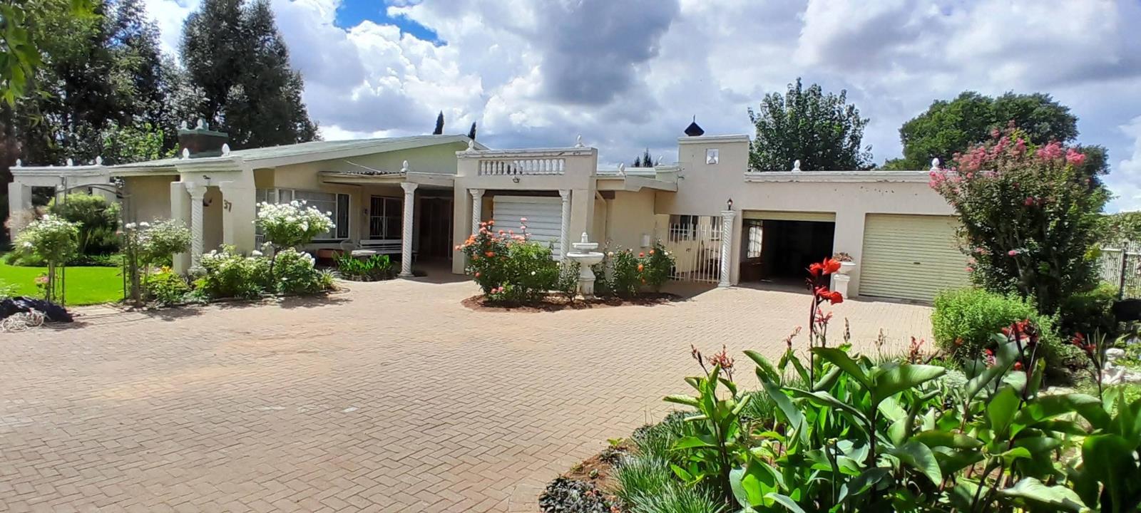 4 Bedroom House for sale in Reddersburg | T5127040 | Private Property