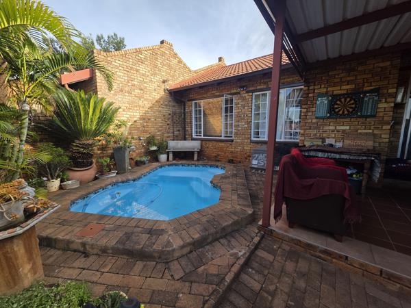 3 Bedroom Townhouse for sale in Safari Gardens | T5320938 | Private ...