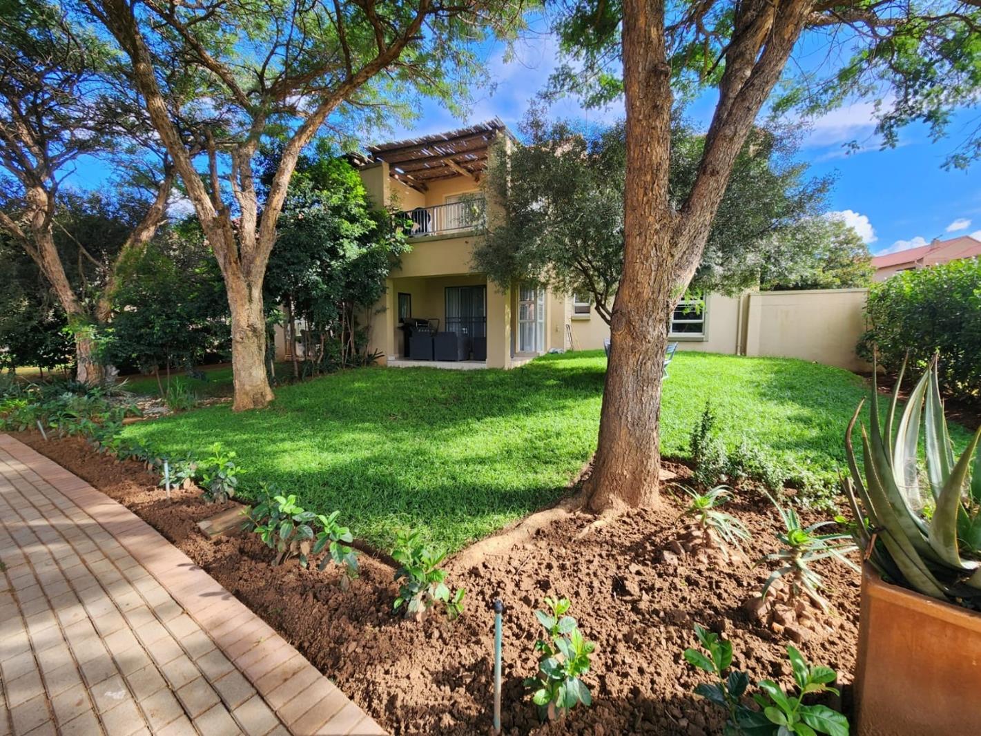 2 Bedroom Apartment for sale in Leeuwenhof Estate | T5329932 | Private ...