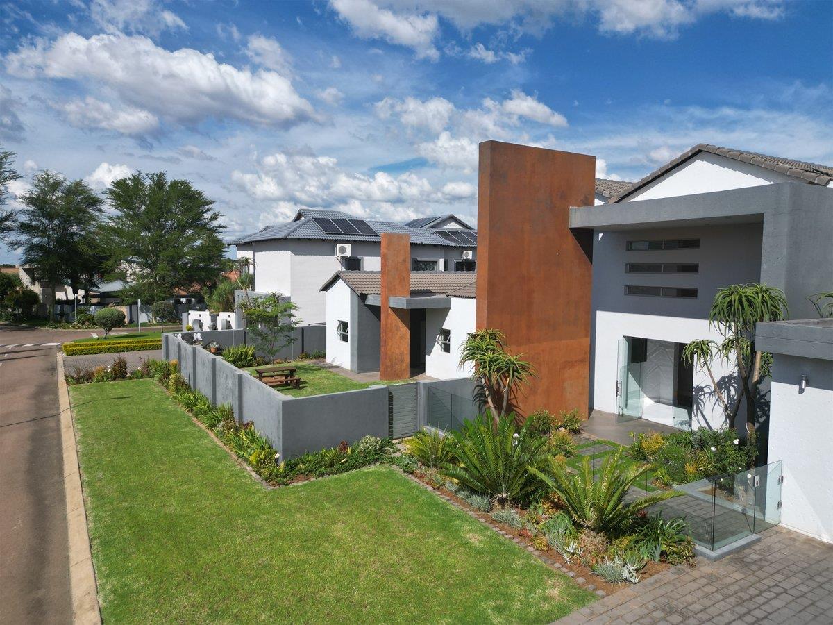 6 Bedroom House for sale in Newmark Estate | T5345773 | Private Property