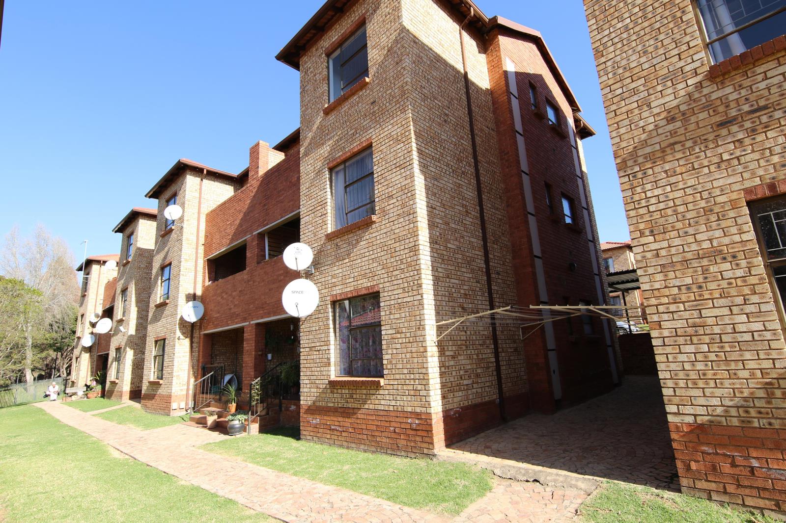 2 Bedroom Apartment to rent in Weltevreden Park | RR4583597 | Private ...