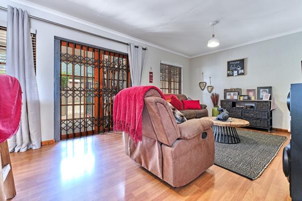 2 Bedroom Townhouse for sale in Weltevreden Park | T5351987 | Private ...