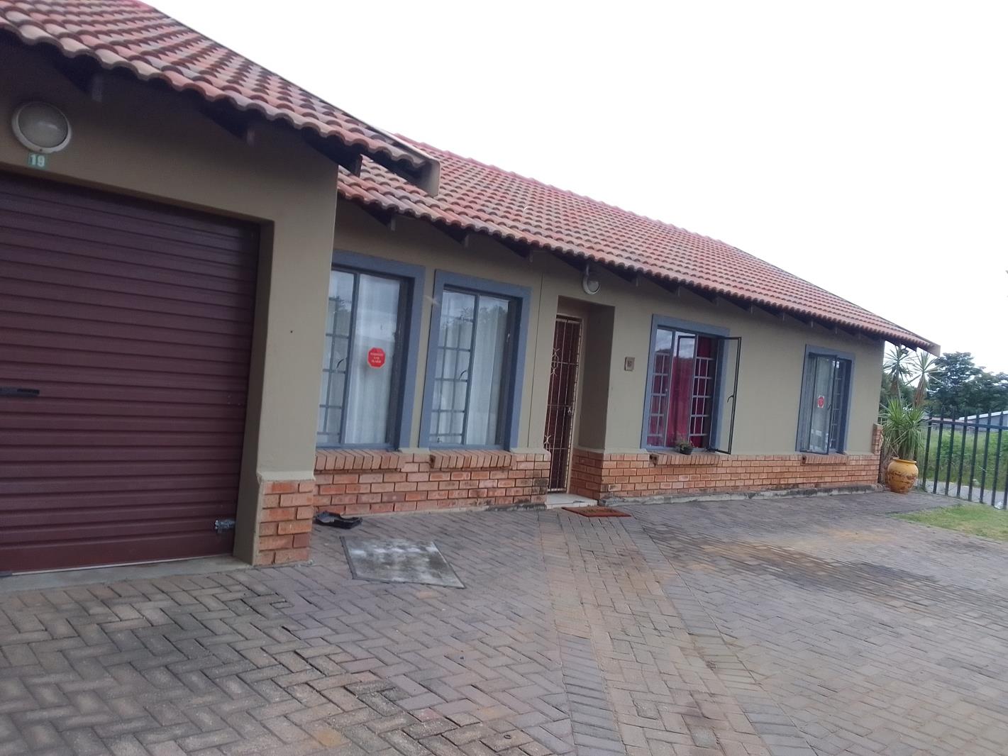 3 Bedroom Townhouse to rent in Oos-Einde | RR4585802 | Private Property