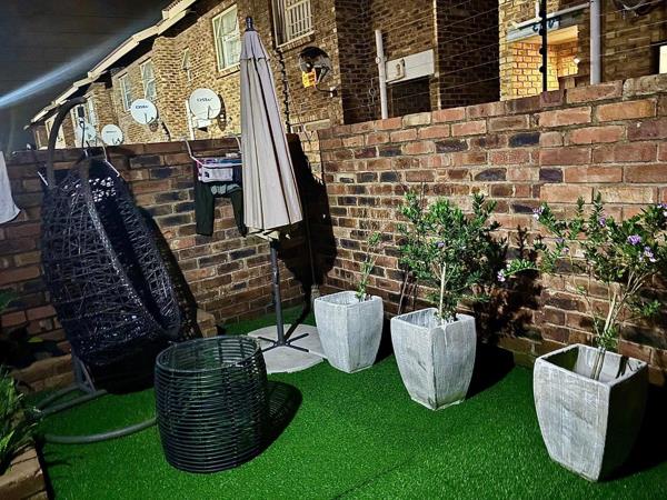 2 Bedroom Apartment for sale in Crystal Park | T5354218 | Private Property