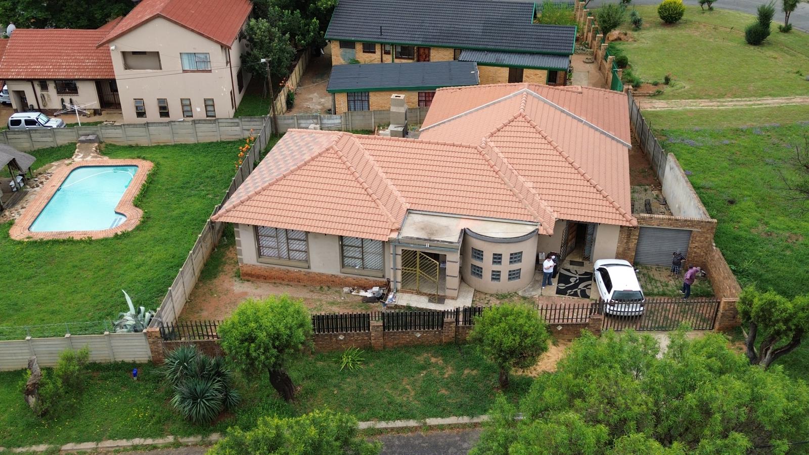 3 Bedroom House for sale in Laversburg | T5358454 | Private Property