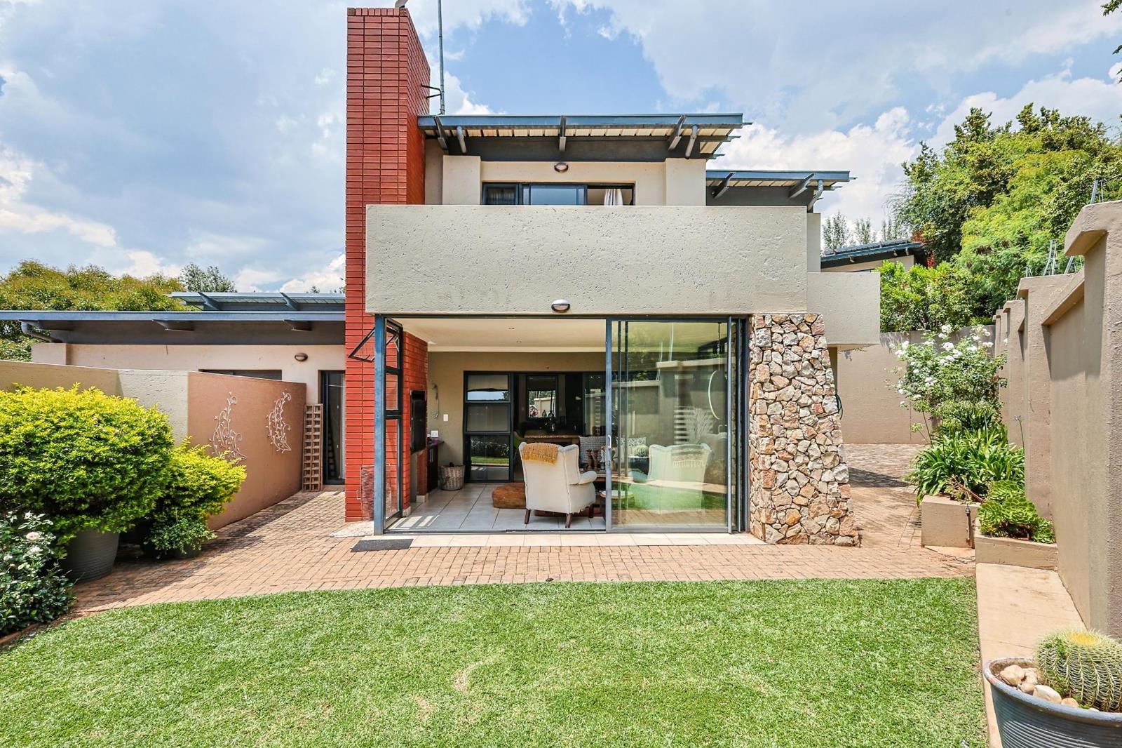 3 Bedroom Townhouse for sale in Olympus AH | T5363420 | Private Property