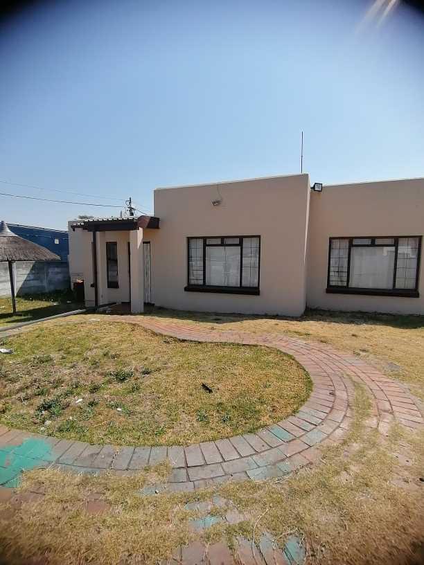 3 Bedroom Garden Cottage to rent in Florida North | RR4593311 | Private ...