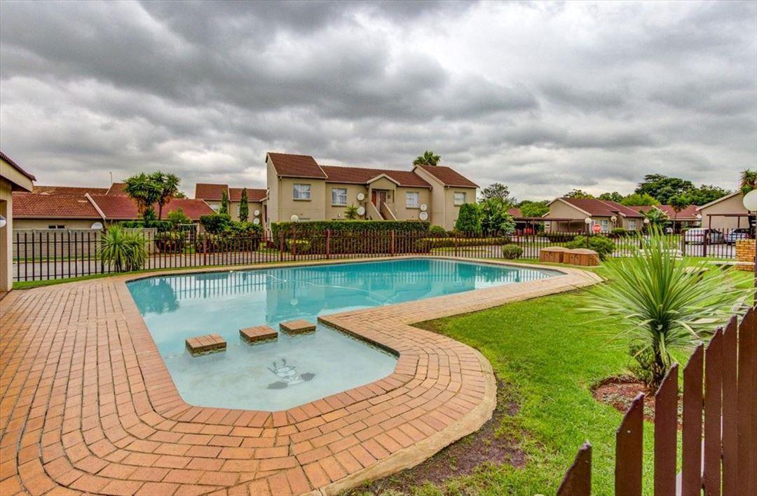 2 Bedroom Townhouse for sale in Bonaero Park | T5366403 | Private Property