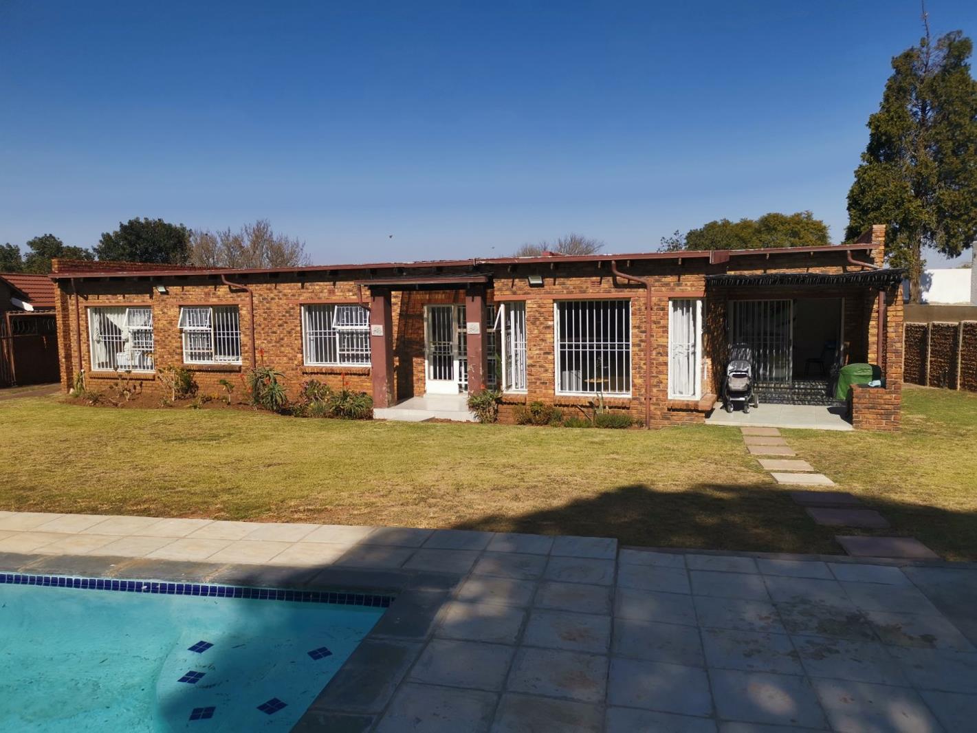 6 Bedroom House for sale in Sunward Park | T5367288 | Private Property