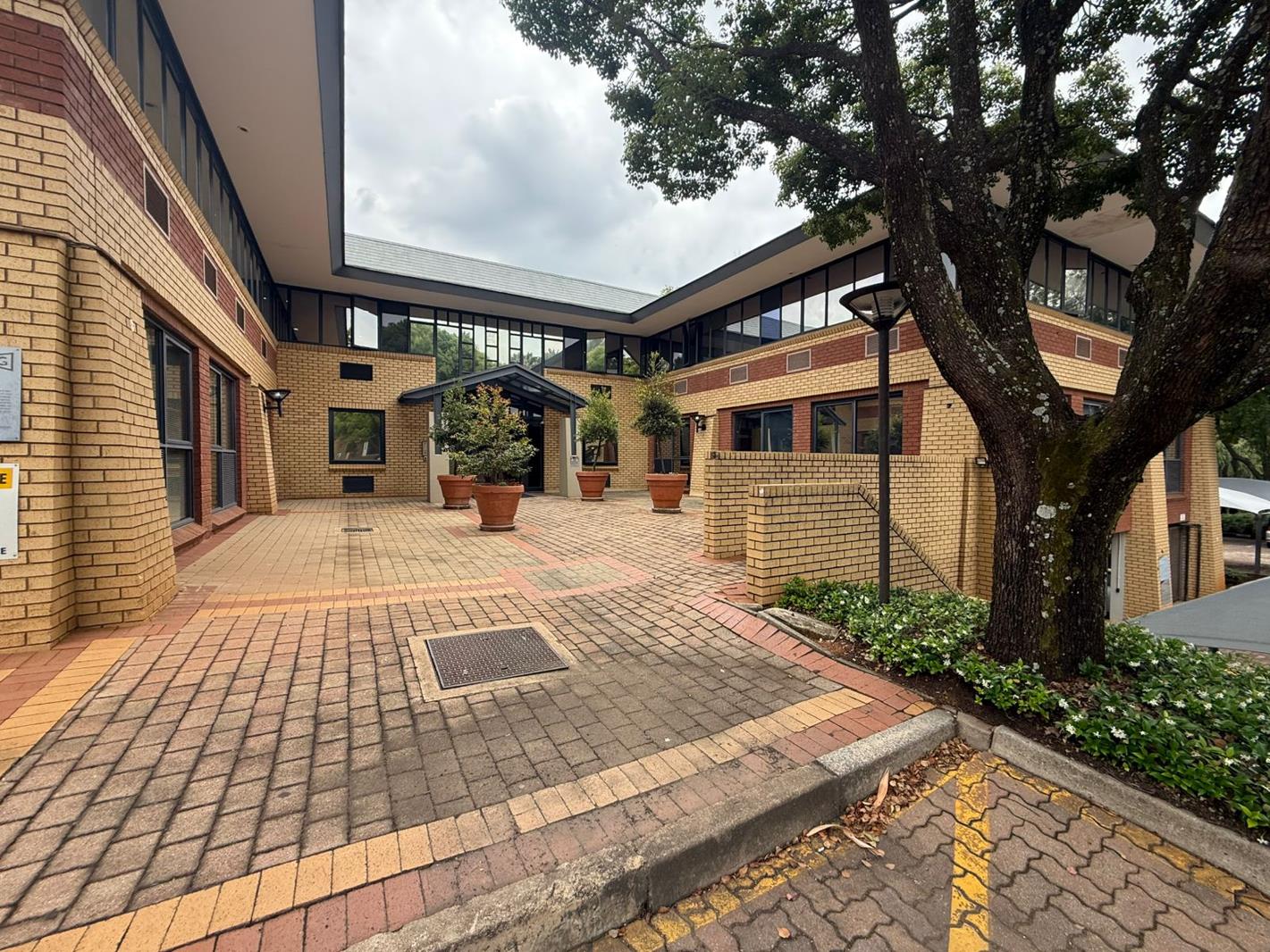 607.8 m² Commercial space to rent in Constantia Kloof | RR4595506 ...