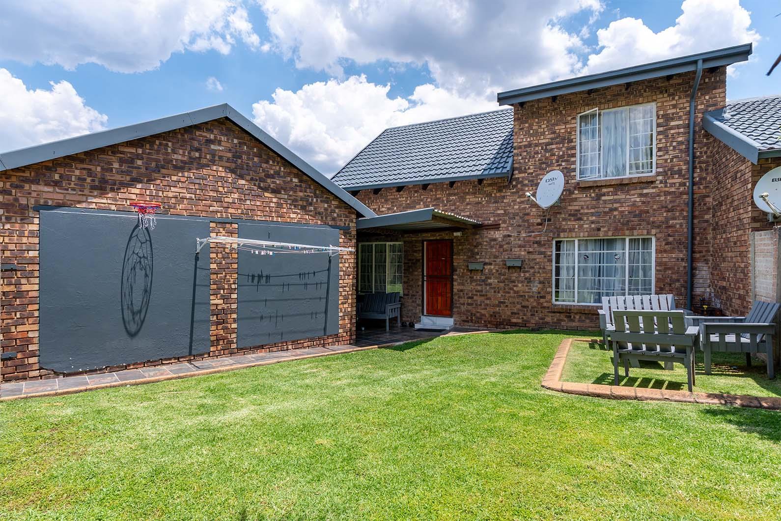 4 Bedroom Townhouse for sale in Van Riebeeck Park | T5369790 | Private ...