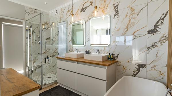 4 Bedroom House for sale in Pearl Bay | T5529930 | Private Property