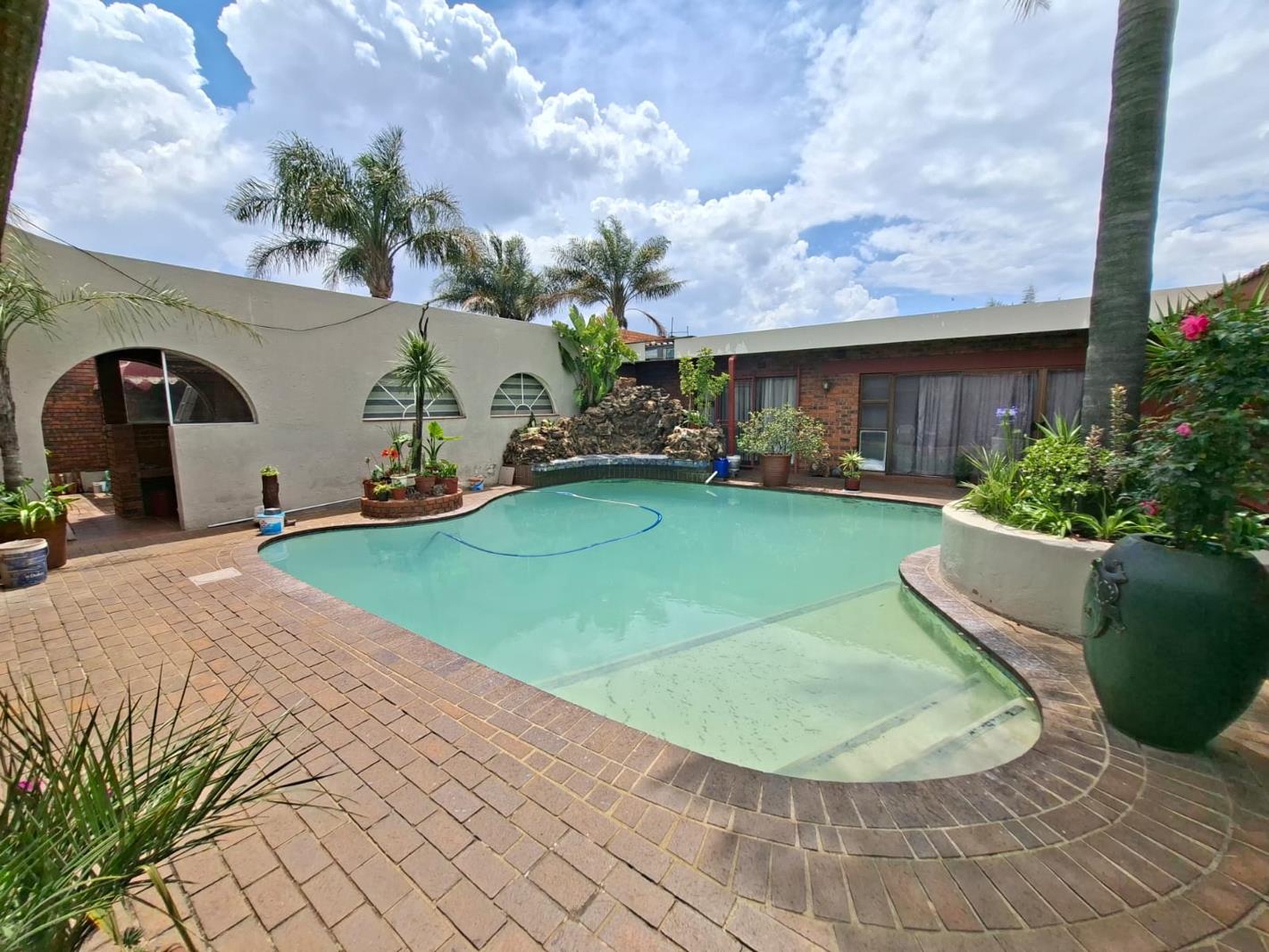 2 Bedroom Garden Cottage to rent in Mulbarton | RR3368403 | Private ...